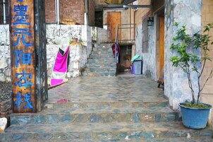 Uma escadaria de pedra estreita que leva à entrada de um edifício.