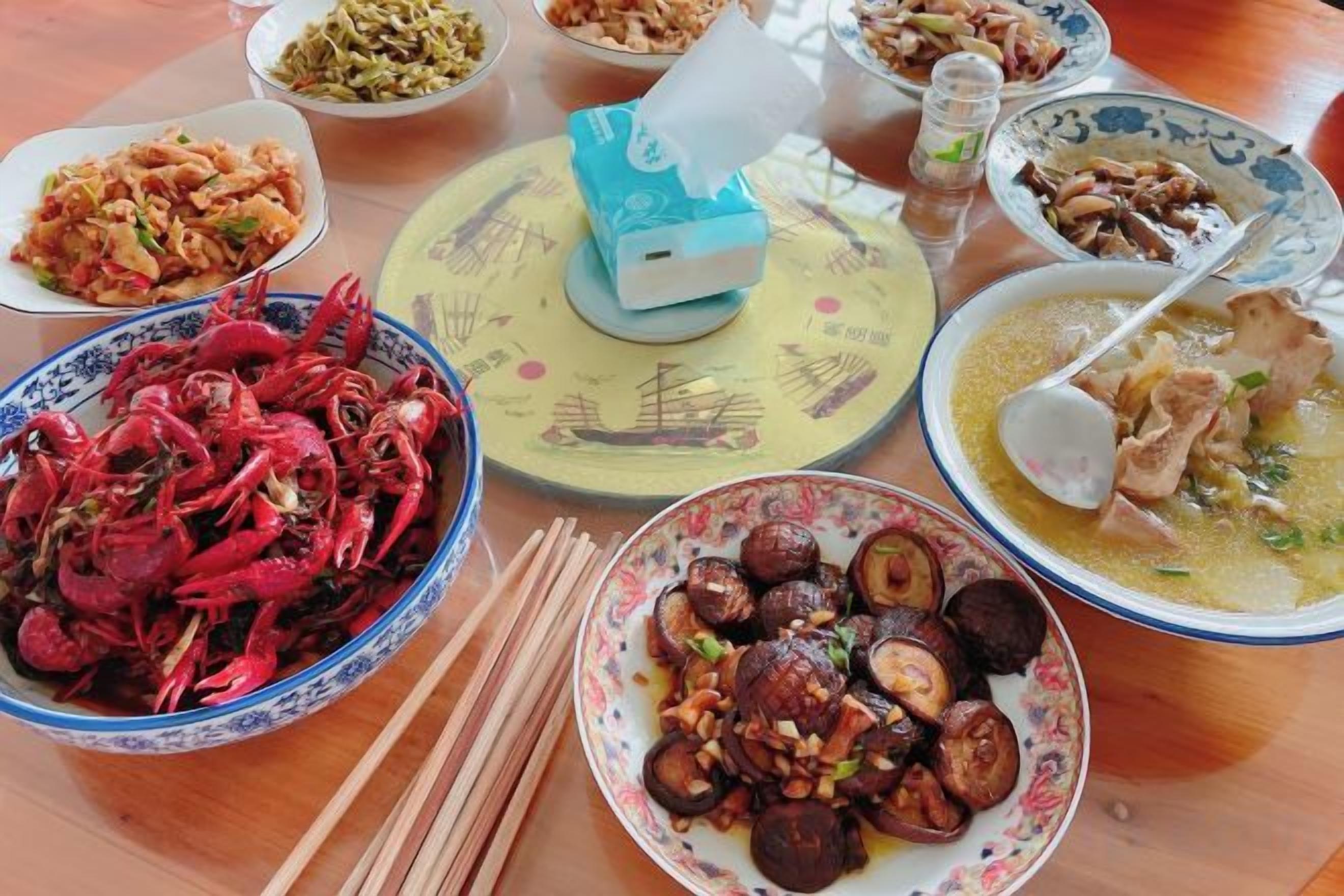 Uma mesa com diversos pratos, incluindo frutos do mar e legumes.