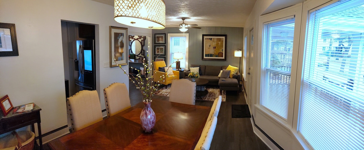 2 Story House 3 Bed/2 Full Baths W/king Bed - 12 Min From Downtown & Airport. - Cleveland