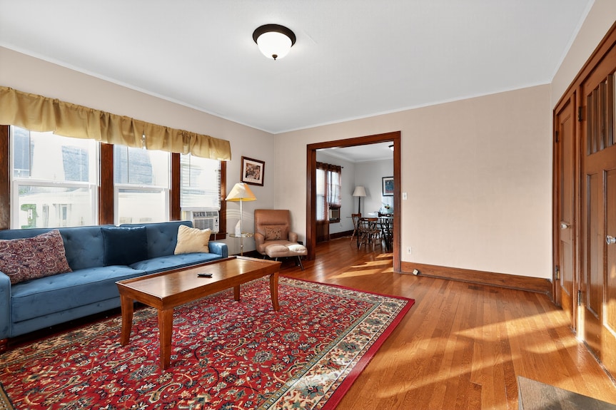 Carriage House: Historic Loft Living - The Perfect Spring Getaway In Wyandotte! - Gibraltar, MI