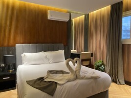 Roupas de cama antialérgicas, frigobar, quartos à prova de som