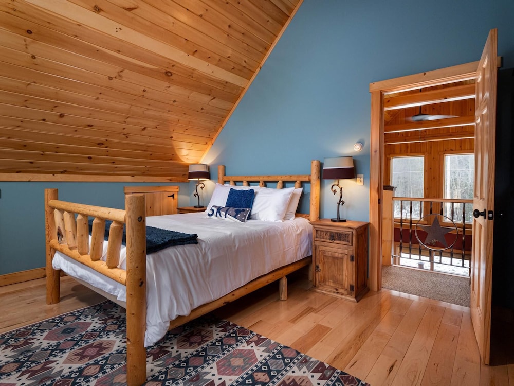The Lone Star- Hot Tub, Ac, Pool Table - Maine