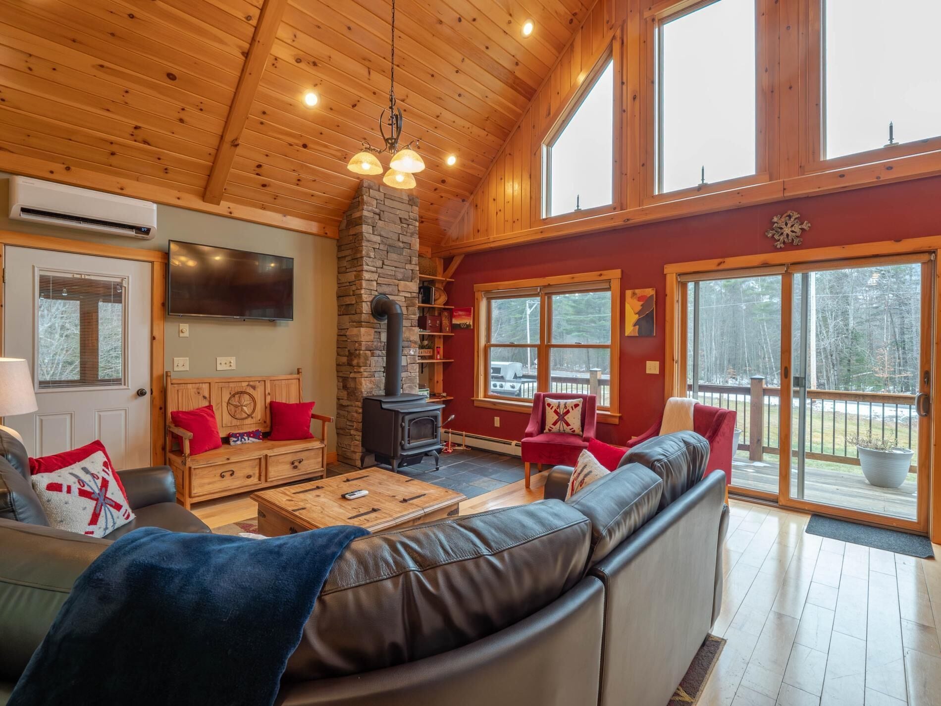 The Lone Star- Hot Tub, Ac, Pool Table - Maine