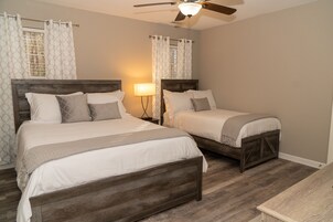 Casa Familiar, 4 quartos | 4 quartos, roupa de alta qualidade, edredões de penas 