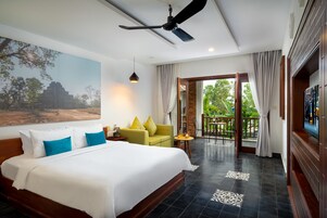 Quarto Duplo Premier, 1 cama king-size, vista para a piscina | Minibar, secretária, secretária adequada para computadores portáteis