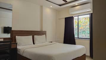 Quarto casal luxo | Escrivaninha, espaço de trabalho para notebook, Wi-Fi de cortesia