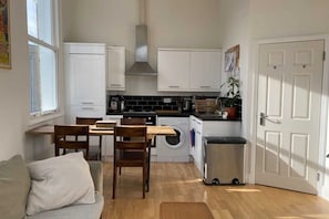 Apartamento Básico, 2 camas de casal | Cozinha privada | Um frigorífico, um forno, uma chaleira elétrica, uma torradeira 