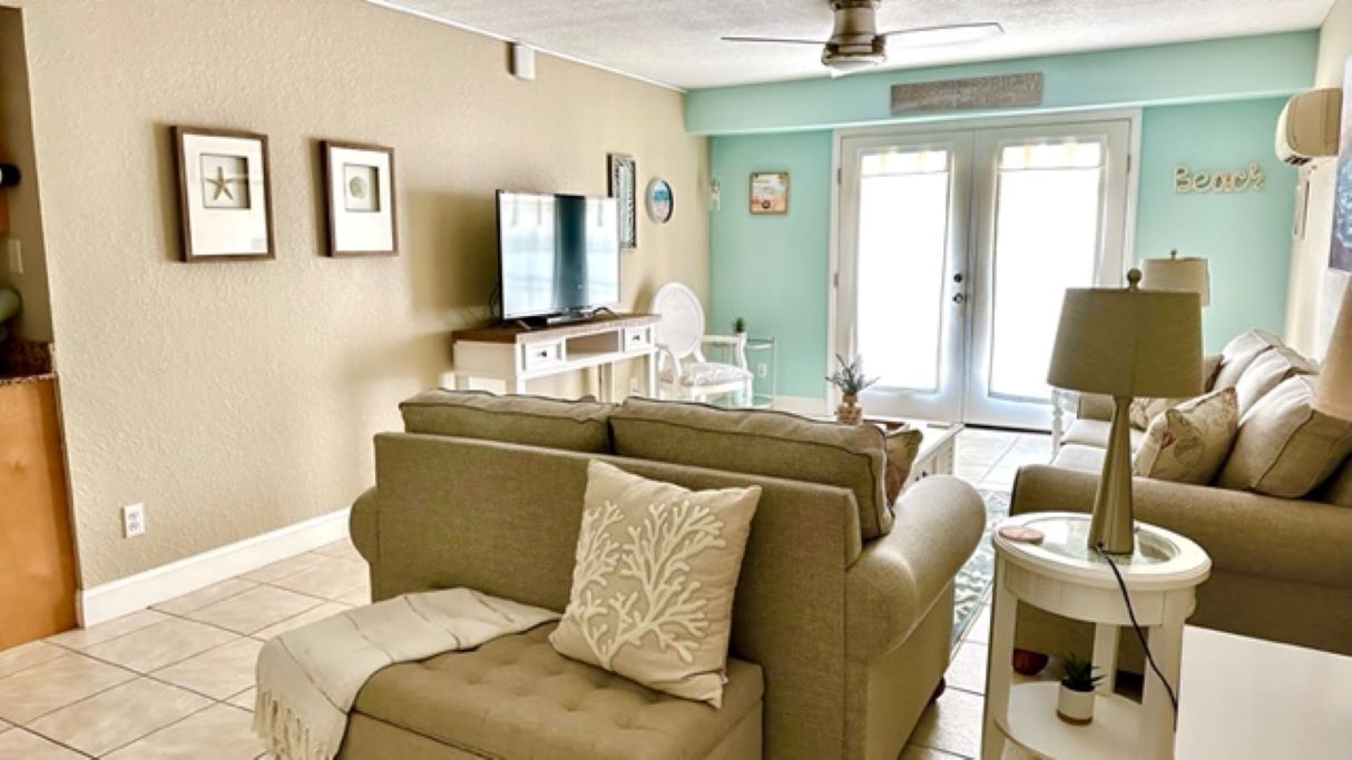 Unit #216 Minutes To The Beach! So Cute & Spacious W/ Peek A Boo View Of Gulf! - Redington Beach, FL
