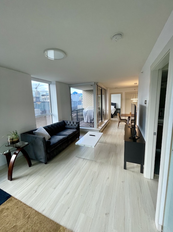 Trendy Chinatown Apartment With Parking - Vancouver