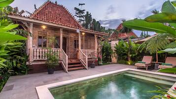 Villa, 1 quarto, vista para a piscina | Roupa de alta qualidade, minibar, cofre no quarto, secretária