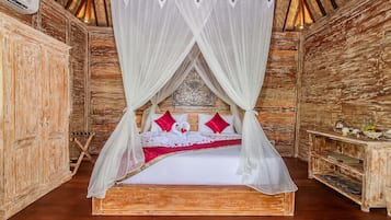 Roupas de cama premium, frigobar, cofres nos quartos, escrivaninha