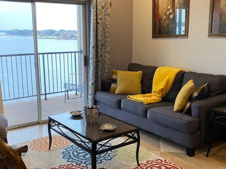 Sunset Lake House - Conroe, TX