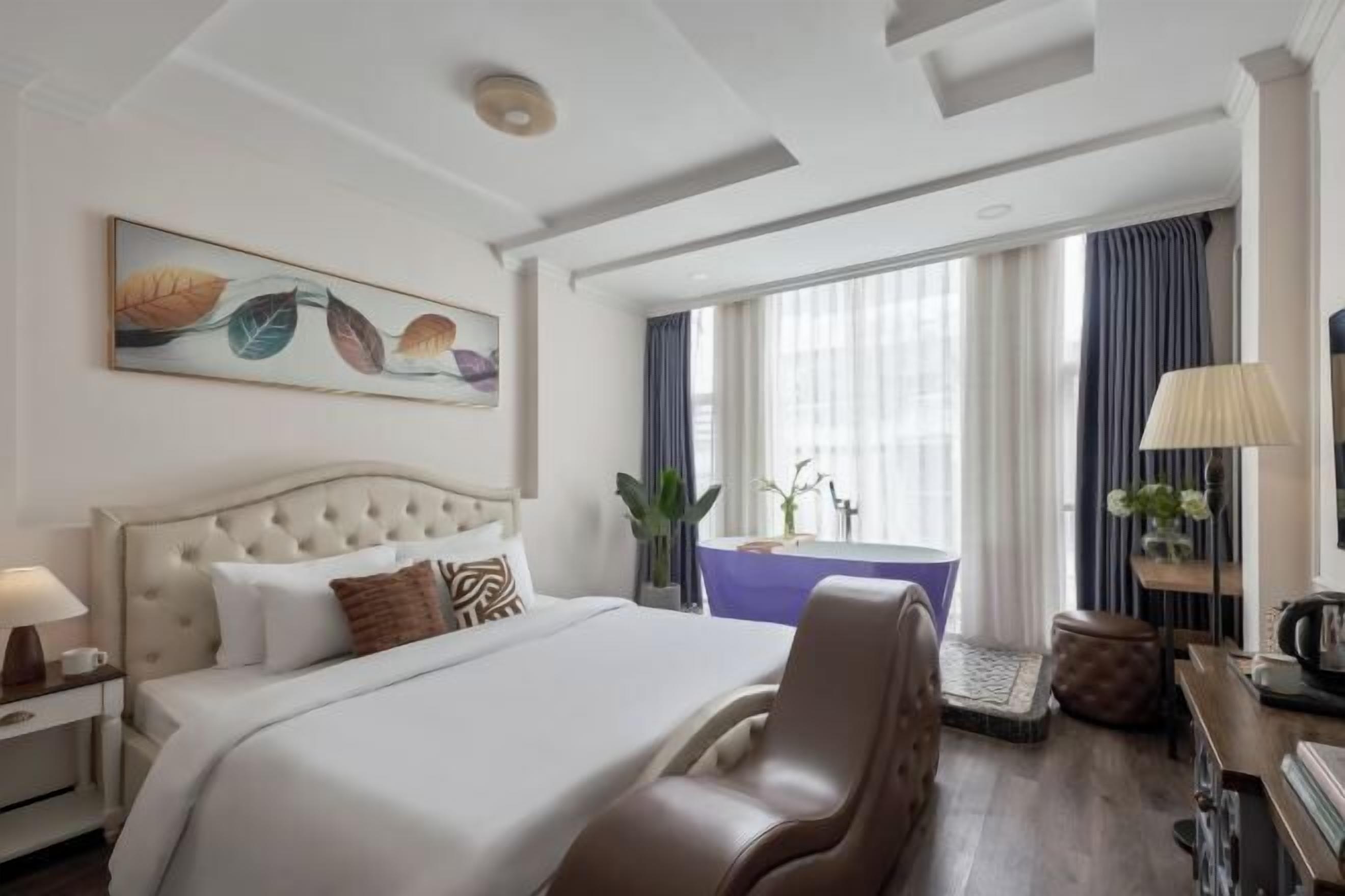 Roupa de alta qualidade, minibar, secretária 