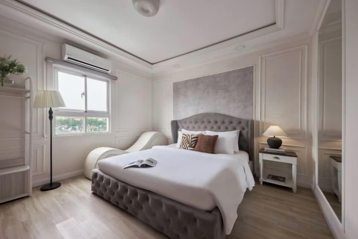Roupa de alta qualidade, minibar, secretária