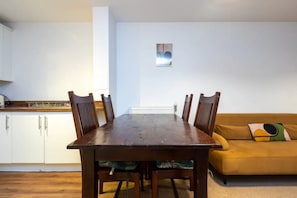 Apartamento básico, 1 cama King | Opções para refeição
