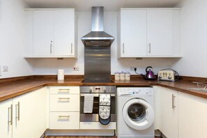 Apartamento básico, 1 cama King | Cozinha privada | Geladeira, fogão, cooktop, chaleira elétrica