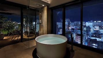Suite, não fumadores (Terrace, Lounge access, free minibar) | Casa de banho | Um polibã e uma banheira separados, uma banheira de imersão total