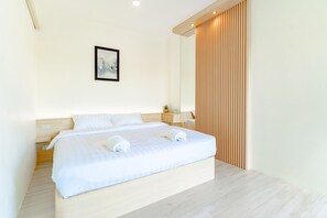 Pool Villa 3 Bedrooms | Escrivaninha, Wi-Fi de cortesia, roupa de cama