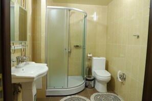 Quarto casal ou duplo superluxo | Banheiro | Chuveiro, produtos de toalete grátis, secador de cabelo 