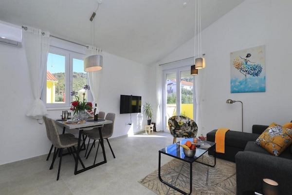 Apartamento (One Bedroom Apartment with Balcony) | Sala | Televisor de ecrã plano de 25 polegadas com canais via satélite