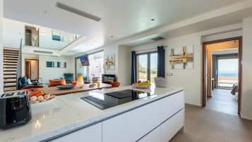 Villa Exclusiva, 4 quartos, piscina privativa, vista para o mar | Cozinha privada | Um frigorífico/congelador grande, um micro-ondas, um forno