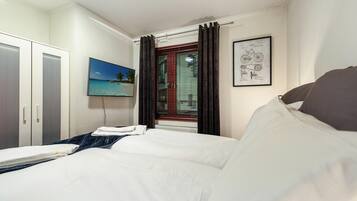 1 quarto, com mobília individualizada, secretária