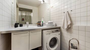 Um secador de cabelo, toalhas fornecidas