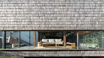 3BR Luxury Villa | 8m-long Pool, Poolside bar, Sky Bridge, Rooftop Garden, Chef On Request | Sala de estar | Smart TV, Netflix, ténis de mesa, serviços de streaming