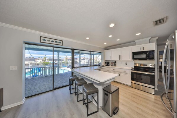Casa, várias camas, acesso à piscina, vista para o jardim (Waterfront Pool House) | Cozinha privada | Um frigorífico, um micro-ondas, um forno, uma placa de cozinha