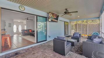 Casa, várias camas, acesso à piscina, vista para o jardim (Waterfront Pool House) | Interior