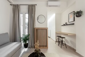 Apartamento standard | Área de estar | TV 43 polegadas com canais digitais, Netflix, serviços de streaming