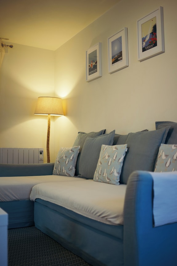 Salty Breeze Is Just 160m From The Golden Sands Of Preston Beach, Paignton. - Oddicombe Beach