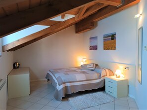 Apartamento | 2 quartos, roupa de alta qualidade, secretária 
