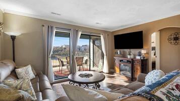 Apartamento em Condomínio Fechado, várias camas, lareira (Twedt's Retreat) | Sala de estar | Televisor de ecrã plano de 42 polegadas com canais digitais