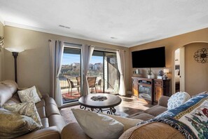 Apartamento em Condomínio Fechado, várias camas, lareira (Twedt's Retreat) | Sala de estar | Televisor de ecrã plano de 42 polegadas com canais digitais