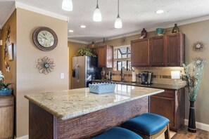 Apartamento em Condomínio Fechado, várias camas, lareira (Twedt's Retreat) | Interior