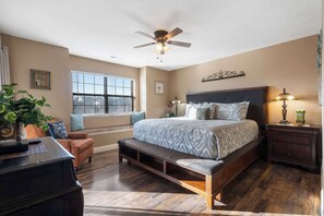 Apartamento em Condomínio Fechado, várias camas, lareira (Twedt's Retreat) | 2 quartos, com decoração personalizada, com mobília individualizada