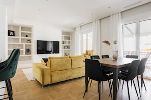 Apartamento standard | Área de estar | Smart TV 43 polegadas com canais digitais, TV, Netflix