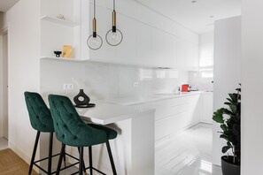 Apartamento standard | Cozinha privada | Máquina de café expresso, chaleira elétrica, mesas de jantar