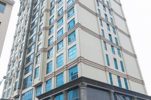 Um edifício alto com vários andares e janelas amplas.