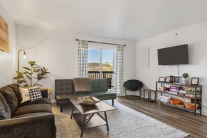 Apartamento em Condomínio Fechado, várias camas, cozinha (Vineyard Valley Views) | Sala de estar | Televisor de ecrã plano de 42 polegadas com canais digitais 
