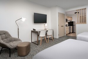 Suite-Estúdio, 2 camas queen-size | Secretária, secretária adequada para computadores portáteis 