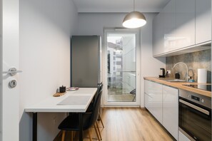 Uma máquina de lavar louça, utensílios de cozinha 