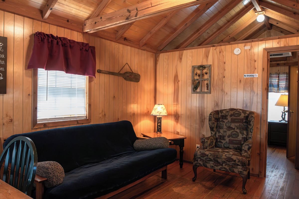 Cabana tradicional, várias camas (Lake Texoma Cedar Cabin - Striper Kin) | Área de estar