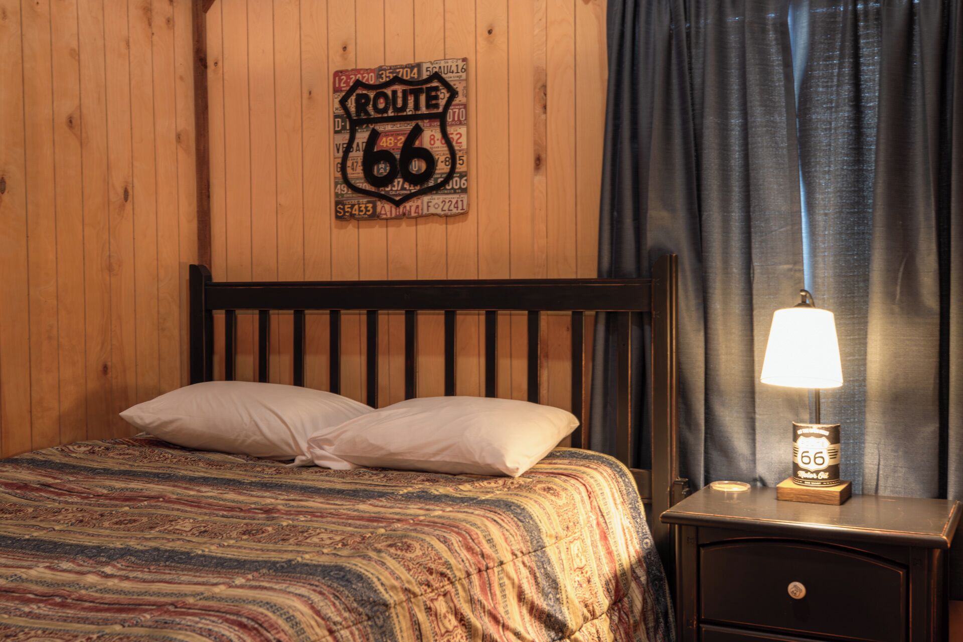 Cabana tradicional, várias camas (Lake Texoma Cedar Cabin - Kicks 66 - ) | Individualmente decorados, individualmente mobiliados, Wi-Fi de cortesia