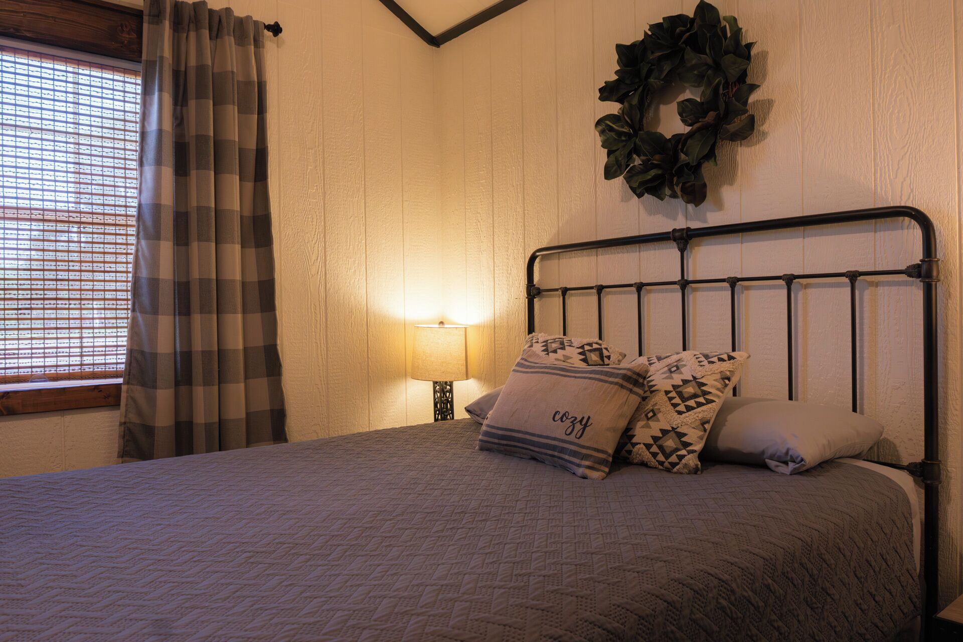 Cabana básico, 1 quarto, cozinha americana, vista para o lago | Individualmente decorados, individualmente mobiliados, Wi-Fi de cortesia