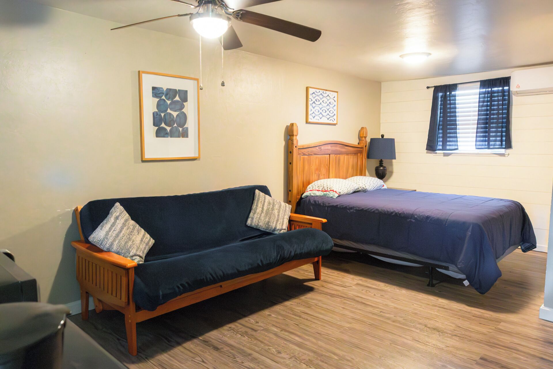 Quarto Básico (Quad Plex Unit, Not Lake View, No Pet) | Com decoração personalizada, com mobília individualizada, Wi-fi grátis 