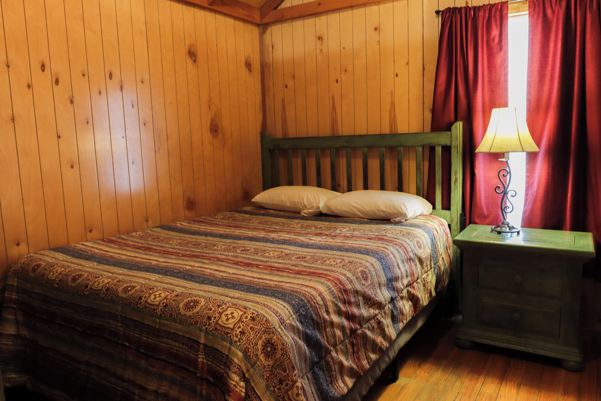 Cabana tradicional, várias camas, vista para o lago (Lake Texoma Cedar Cabin - Whistle Sto) | Individualmente decorados, individualmente mobiliados, Wi-Fi de cortesia