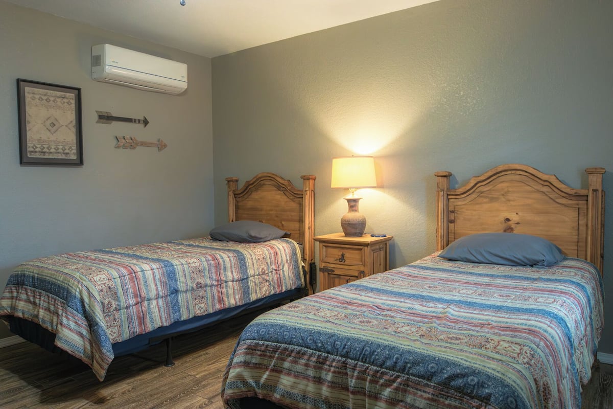 Quarto Económico, 2 quartos, vista para o lago, junto ao lago | Com decoração personalizada, com mobília individualizada, Wi-fi grátis