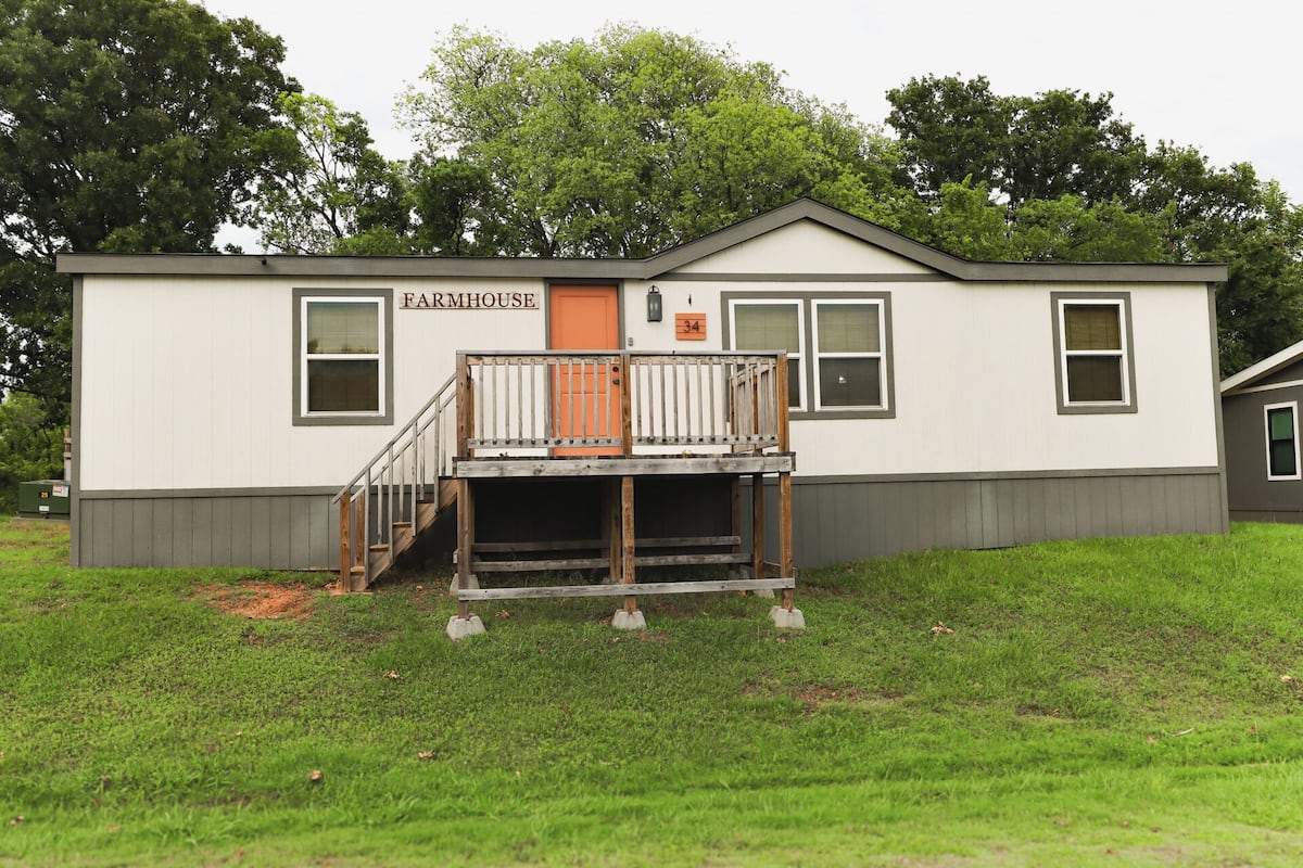 Trailer luxo, vista para o lago, ao lado do lago | Individualmente decorados, individualmente mobiliados, Wi-Fi de cortesia